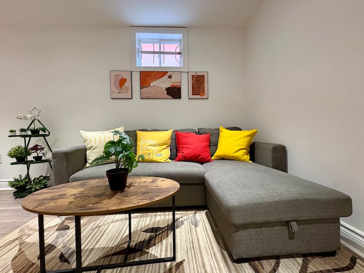 2-bed 1 Br Apt W Parking Near 427/yyz/east Mall - 256