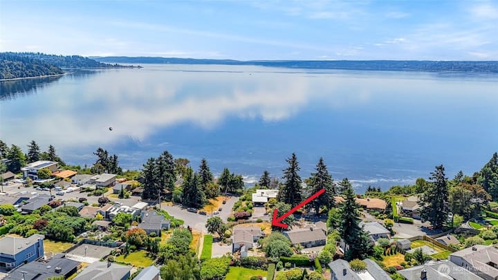 Sun-kissed, Coastal 1 Bdrm Apt. W/ Beach Access - Burien, WA