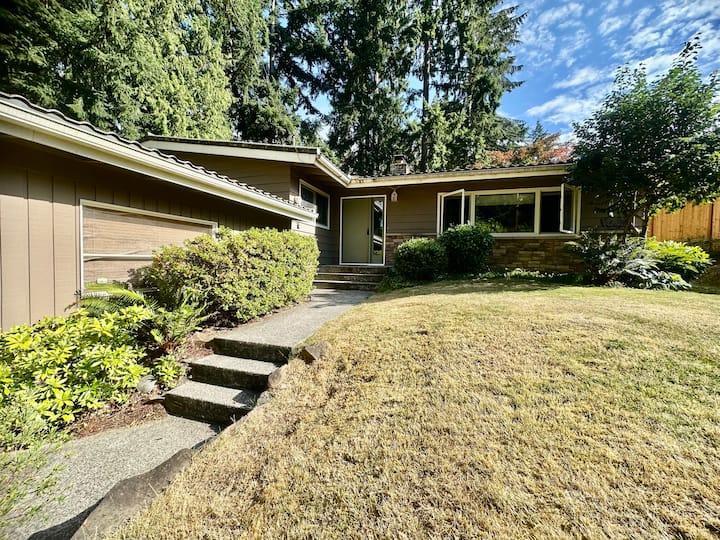 Bellevue市中心旁.安静清雅的房间.近微软.亚马逊.购物方便有免费停车位。网速很快. - Bellevue, WA