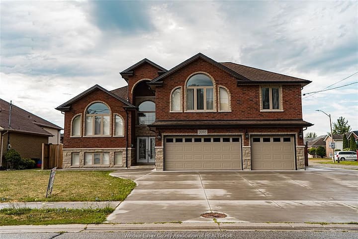 Elegant And Comfortable 4br Retreat Movie-themed - Windsor, ON, Canada