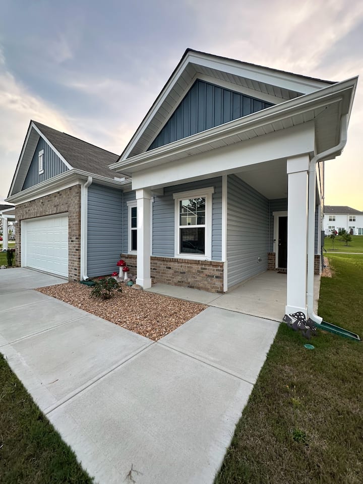 Stylish And Open Concept Retreat In Clayton, Nc - Clayton, NC