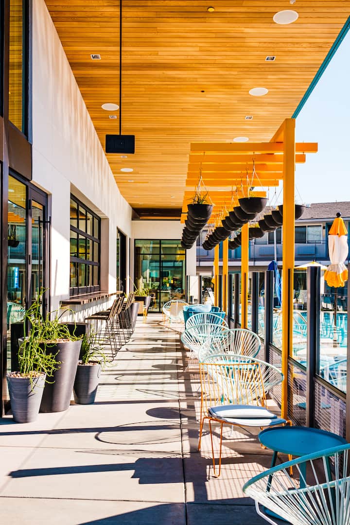 Desert Oasis King | Poolside Downtown Hotel - Tucson, AZ