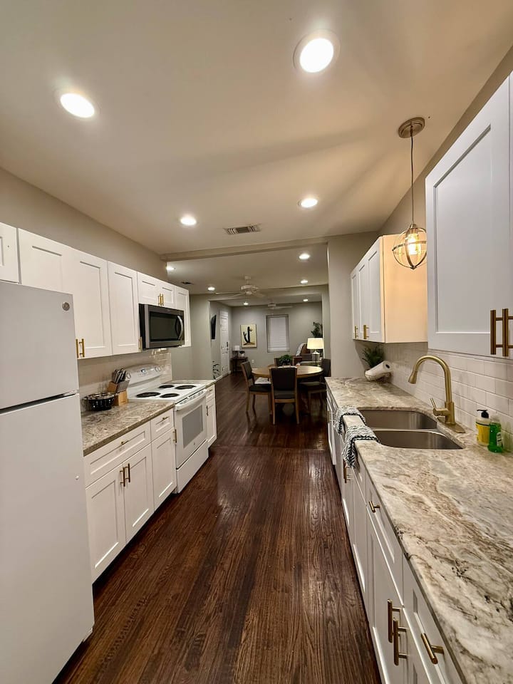 Crazy Comfort On 3rd Avenue - Cool, TX