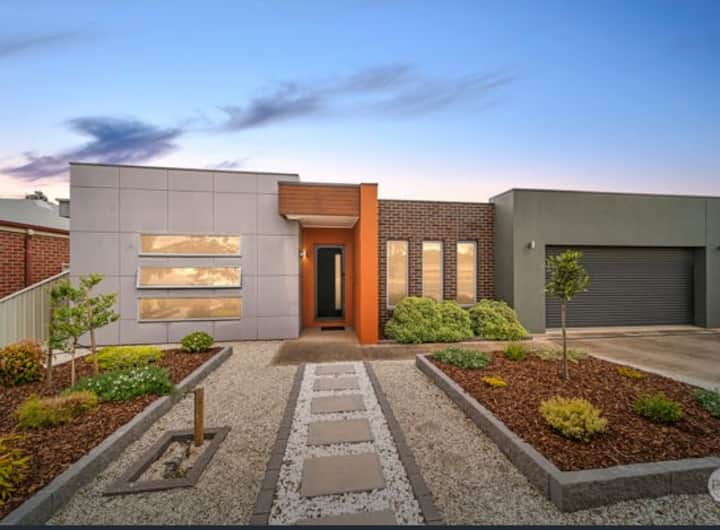 Relax, Gym And Play -Ps5. Comfort With Elegance - Bendigo