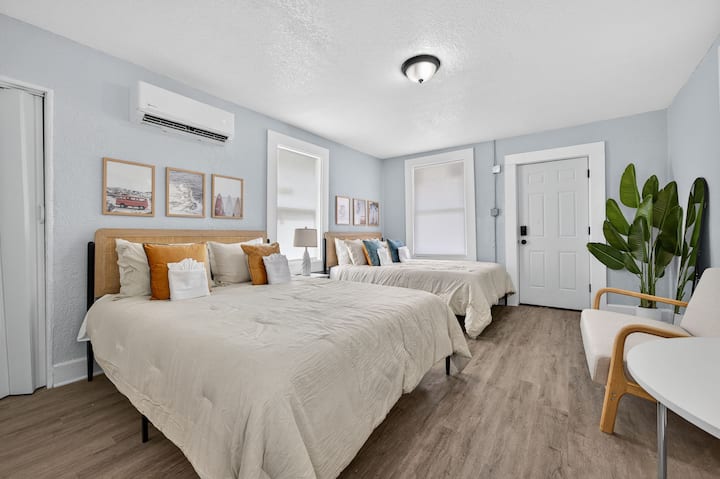 Charming Hideaway Cottage Pensacola - Brent, FL