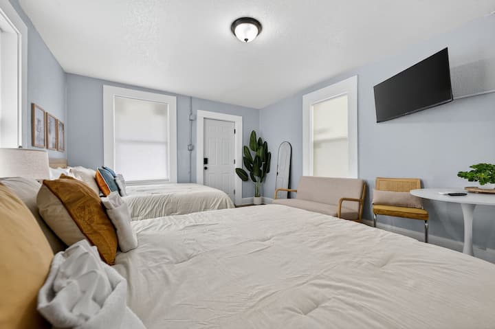 Charming Hideaway Cottage Pensacola Unit 8 - Brent, FL