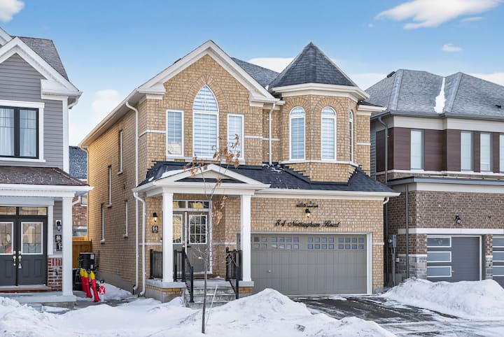Modern Detached Home With Private Parking & Garage - Barrie
