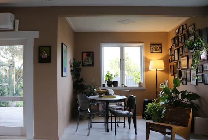 Cosy, Plant Filled, Eclectic Home. - Hastings, New Zealand