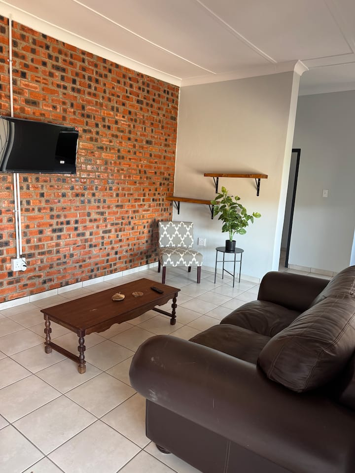 Fully Furnished Private Flat. - Hartswater