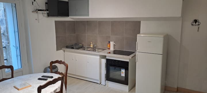 Maison Dans Village Médiéval Pour 6 Personnes - Lac d'Avène