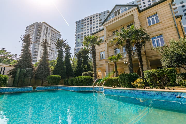 Villa With Pool In The City City - Bakú