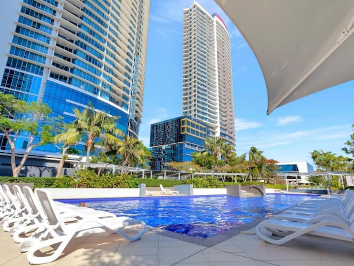 Bright 3br With City & Water Views + Heated Pool - Gold Coast
