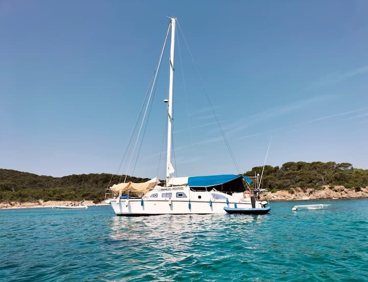 à L’ancre Sur Une Plage - Île de Porquerolles
