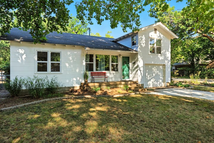 Walnut Street Retreat *Fenced Backyard*3 King Beds - Stillwater, OK