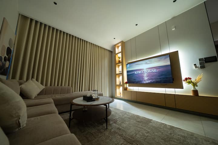غرفتان وصالة، تجربة أنيقة، دخول ذكي، شاشة 75 بوصة - Jeddah