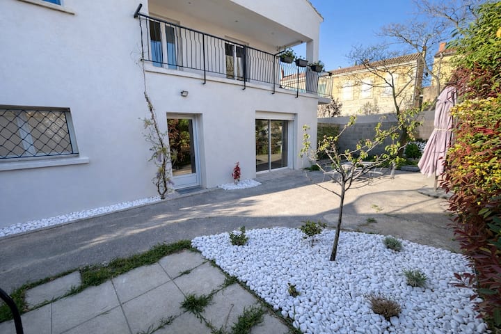 Logement Rez-de-chaussée De Maison - Salon-de-Provence