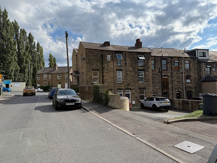 2 Bed Cosy House With Parking - Mirfield