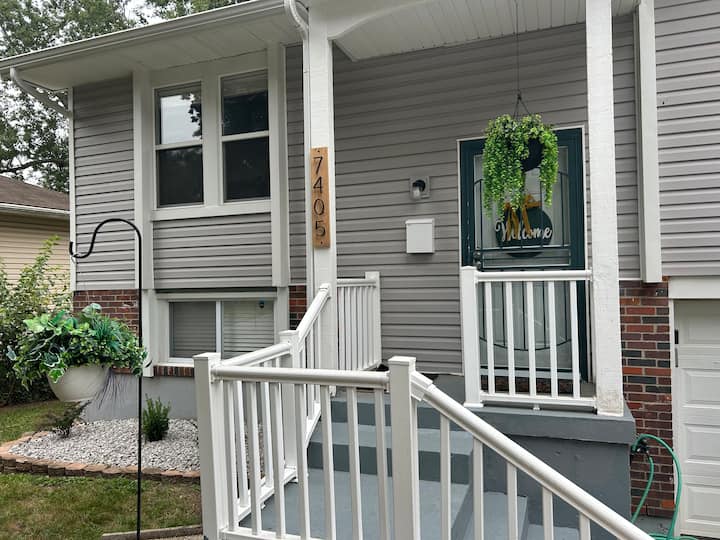 Wabi-sabi Hideaway Home Sleeps 10 - Kansas City, MO