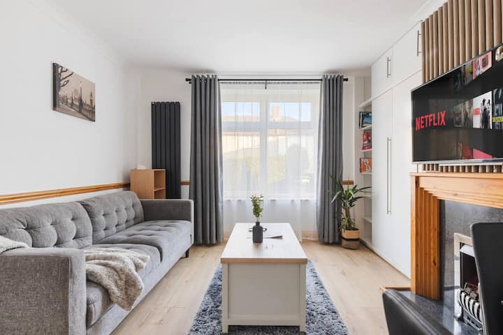 4bed | Free Parking | Garden | Contractors | Wifi - Romford