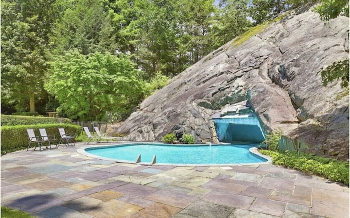 Your Basic Spacious Peaceful Retreat - White Plains, NY