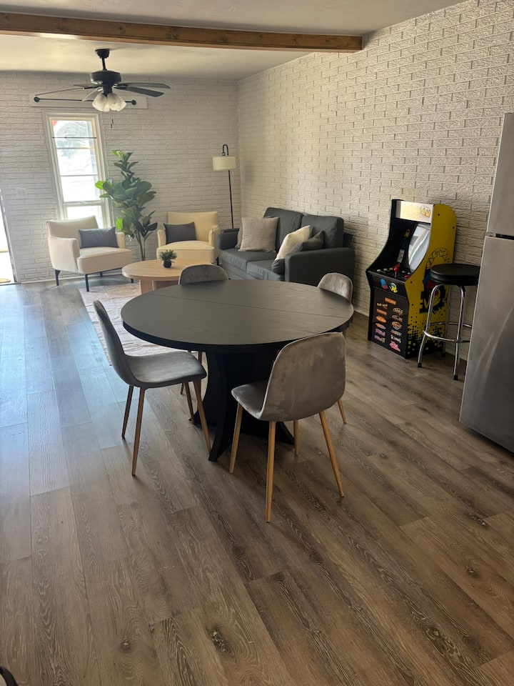 Cozy Retreat Near Osu & Downtown Stillwater - Stillwater, OK