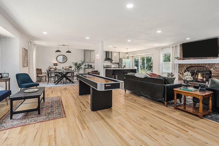 Vintage Gem! Remodeled & Centrally Located, 7 Beds - Shawnee, KS
