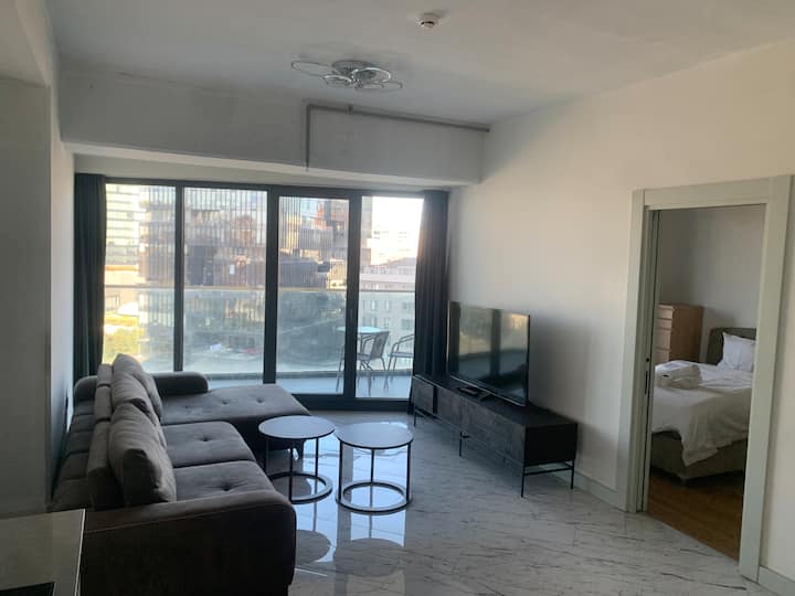Luxe 1br With Stunning City Views - İstanbul