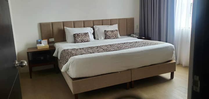 Executive Suite @ Canyon Woods - Lemery