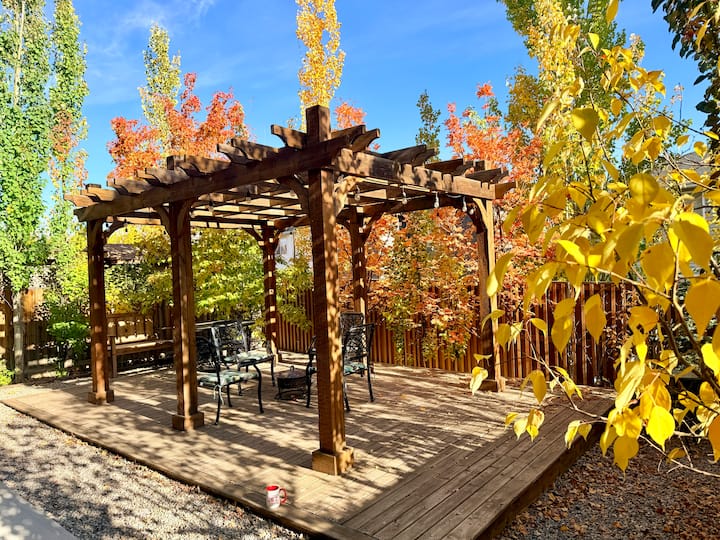 Comfy & Stylish Walk-out Guest Suite Yyc Nw - Calgary