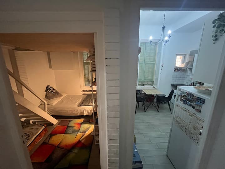 Sleeps 5 · Budget-friendly Flat · Central & Cozy - Nice