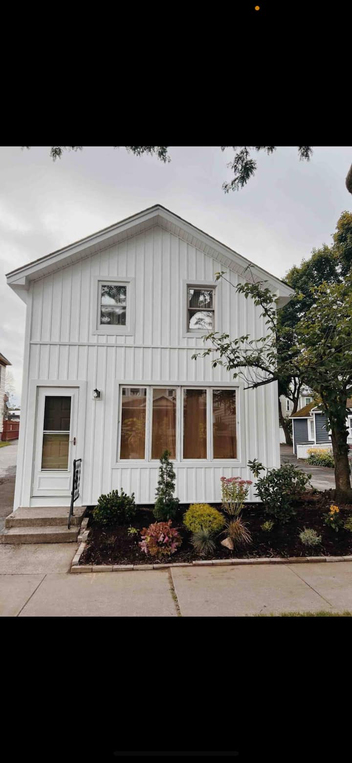 Flower City Abode / Park Ave Roc 2bd/2bath House - Greece, NY