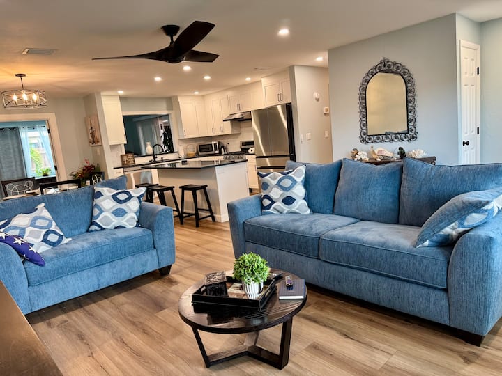 Bright & Breezy Coastal Getaway - Largo, FL