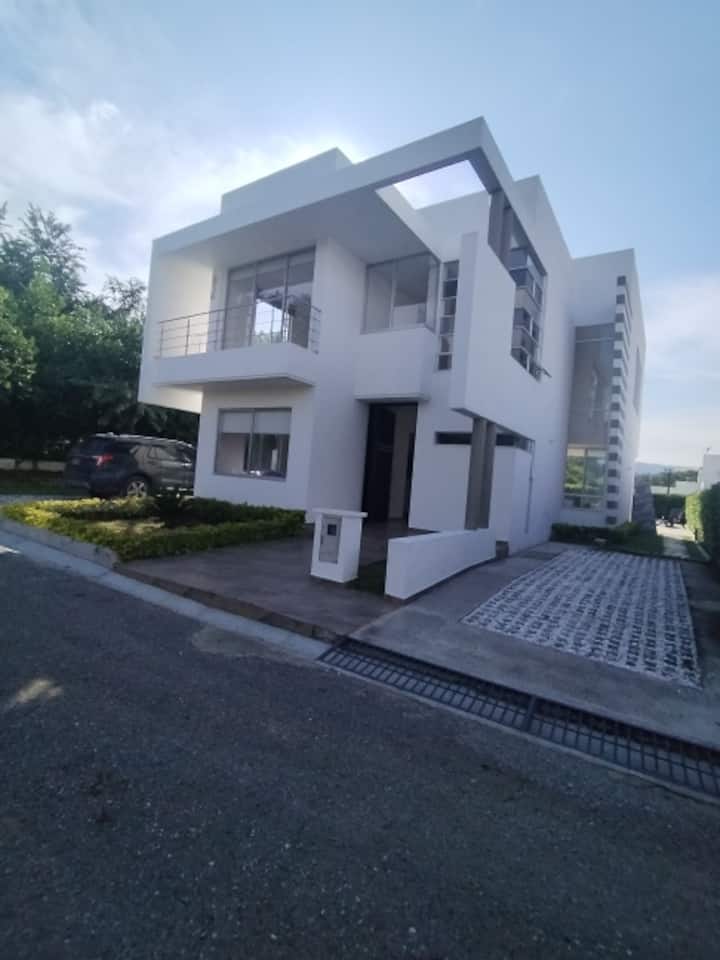 Mira Casa Con Aire Acondicionado Carmen De Apicalá - Carmen Apicala
