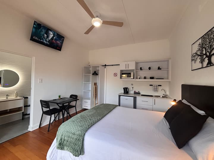 Ocean Breeze Studio - Walk To Beach (650m) - Somerset West