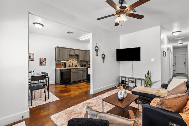 Rustic Desert Home-2 King Beds & Private Driveway - Waco, TX