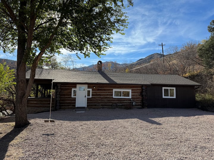 Cozy Creekside Cabin - Colorado Springs, CO