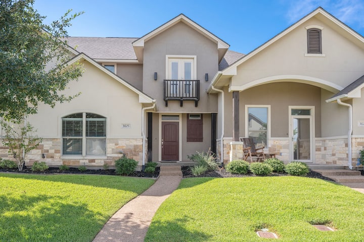 The Black Hawk Haven - College Station, TX