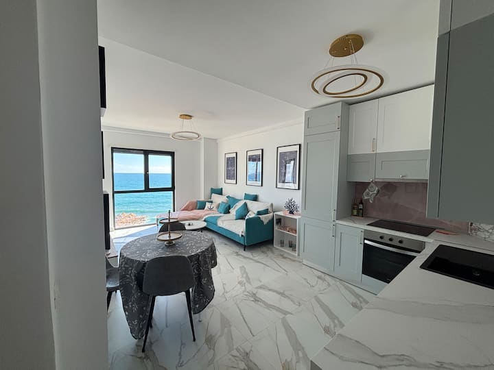 Sea La Vie! Elegant Beachfront Apartment, Shengjin - Shëngjin