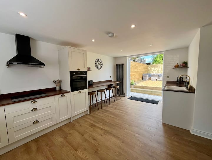 Bright & Spacious 4-bedroom Home With Free Parking - Hove