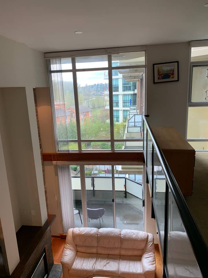 Urban Loft Oasis With Balcony & Natural Light - New Westminster