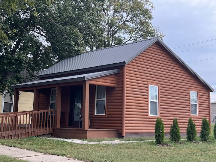 Cozy Log Cabin Oasis - Macon, MO