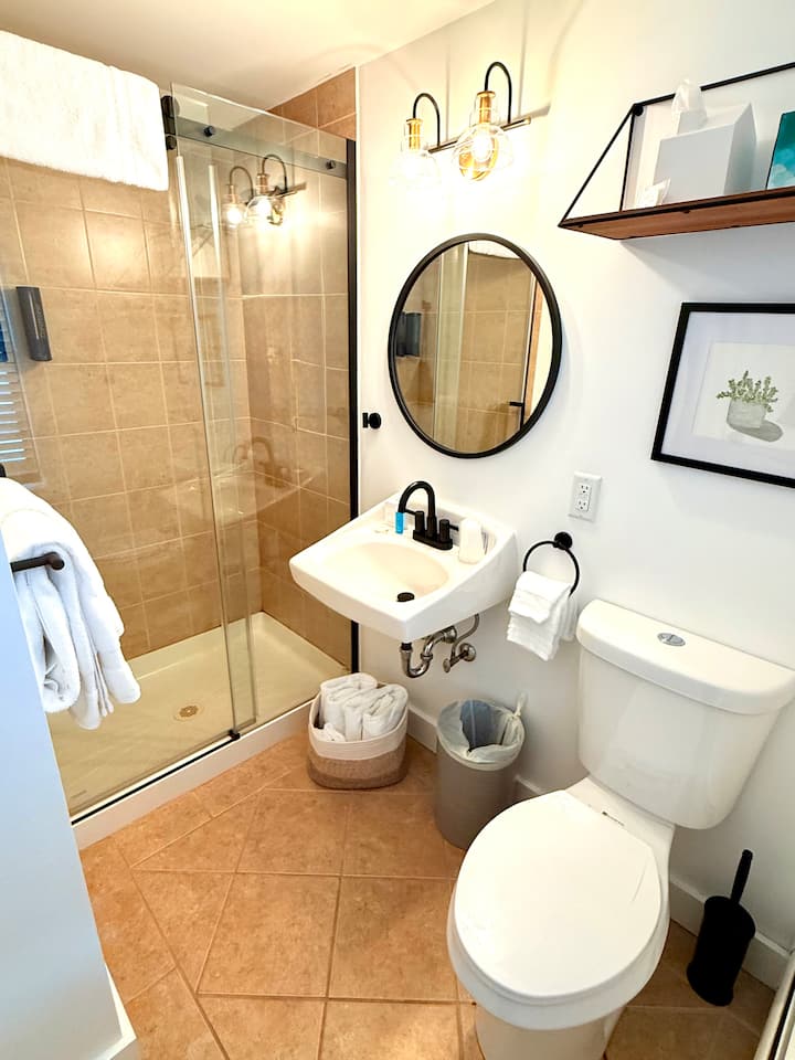 Riverside Suite 101 - Queen - Dover