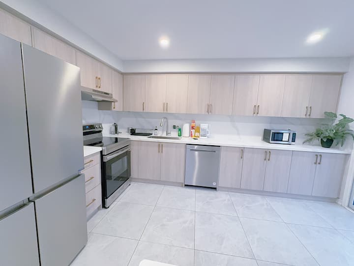 Modern 4-bedroom Townhouse | Bright, Spacious - Markham
