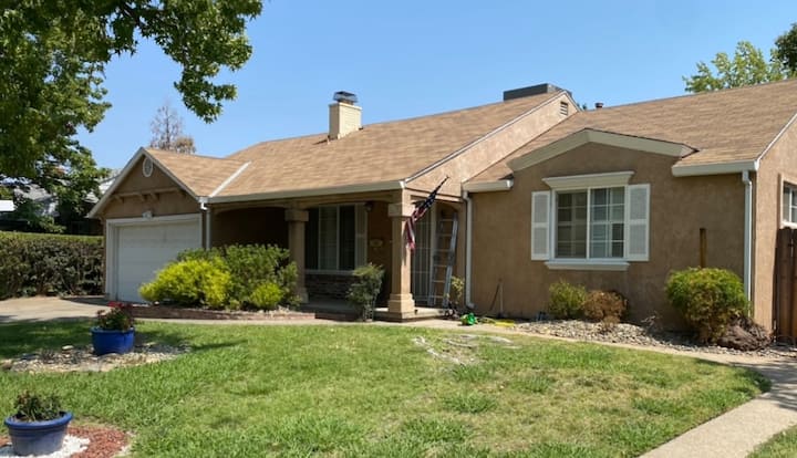 Private Upstairs Retreat In Sacramento - Sacramento, CA