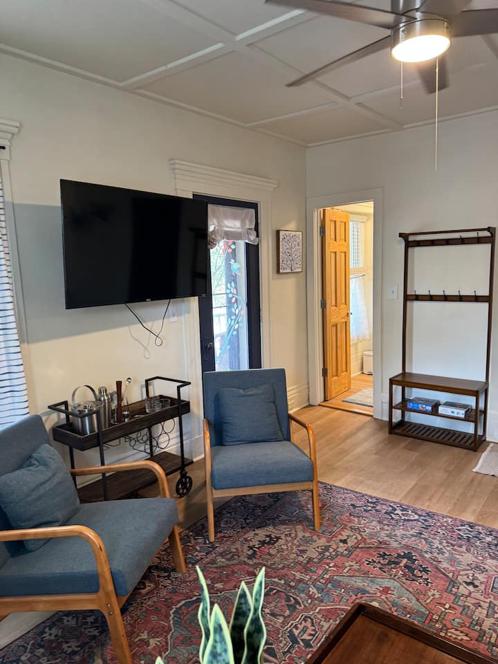 Cozy 1br W/ Balcony 5 Min 2 Church St & Waterfront - Burlington, VT