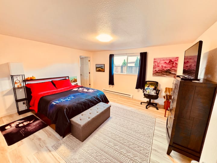 Master Suite W/ Ensuite Bathroom - Forks, WA