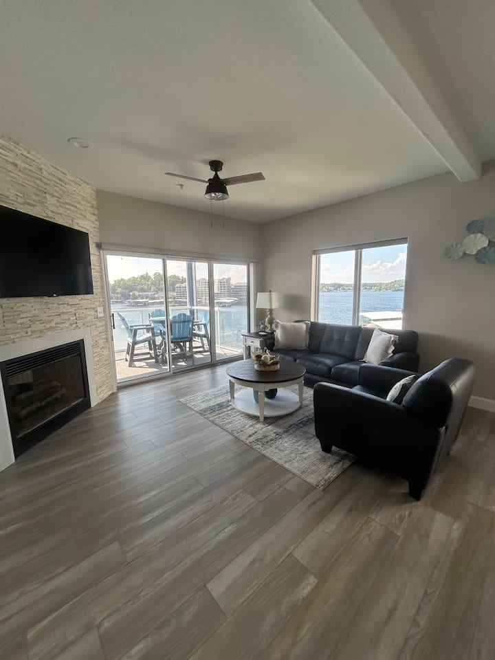 Lake Ozark Waterfront Condo W/ 3 On-site Pools - Lake Ozark, MO