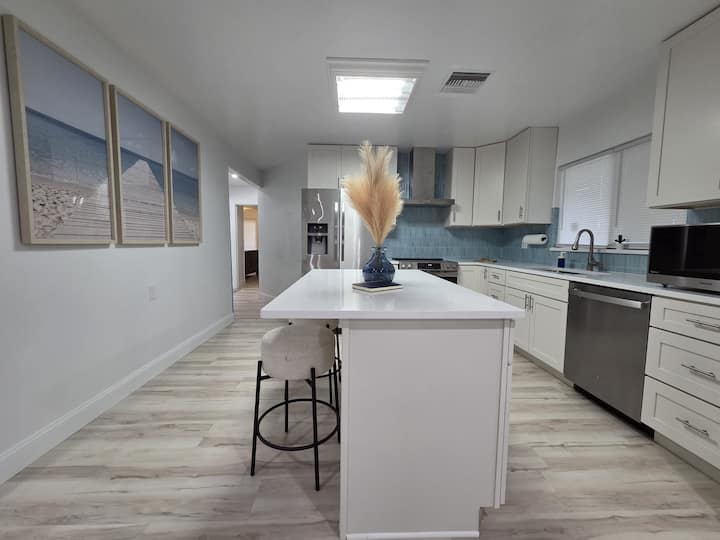 New Lux Home With Pool, Close To Madeira Beach - Madeira Beach, FL