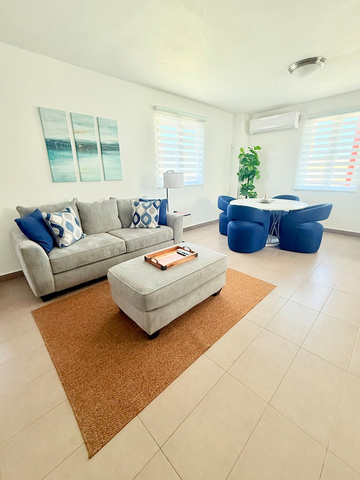 Beach House, Front Airport And Restaurants - Carolina