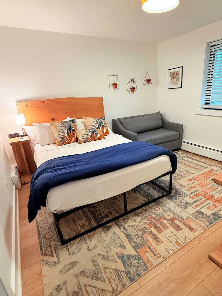 Riverside Suite 102 - Queen - Dover